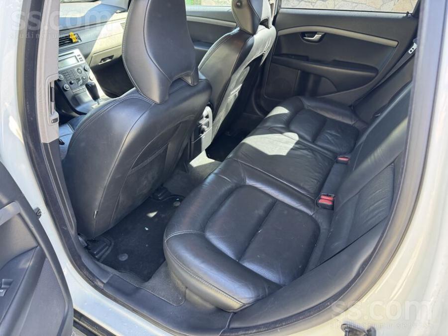 Balts Volvo V70 2010 Rīga, ar dzinēja tilpumu 2.40 L un nobraukumu 324 tūkst. km par 3950 €, foto 6 vietnē AUTOMOTO.COM.LV