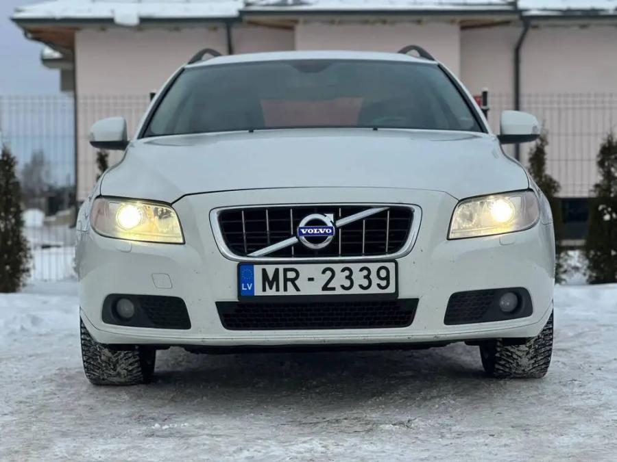 Белый Вольво В70 2010 в Елгава, объемом двигателя 2.40 л и пробегом 292 тыс. км за 4750 €, фото 3 на AUTOMOTO.COM.LV
