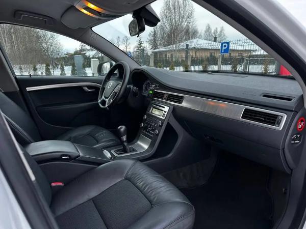 Balts Volvo V70 2010 Jelgava, ar dzinēja tilpumu 2.40 L un nobraukumu 292 tūkst. km par 4750 €, foto 10 vietnē AUTOMOTO.COM.LV
