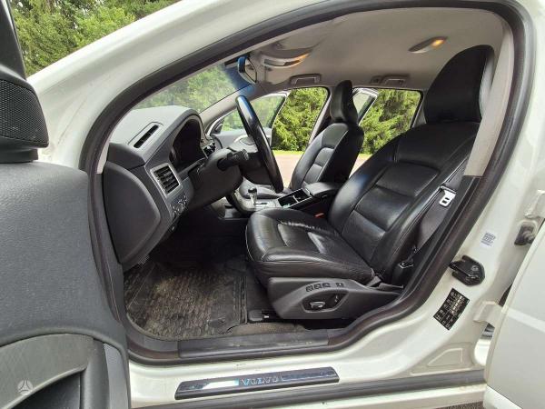 White Volvo V70 2010 in Telschi, with an engine capacity of 2.40 L and mileage of 327 thousand km for 3900 €, photo 7 on AUTOMOTO.COM.LV
