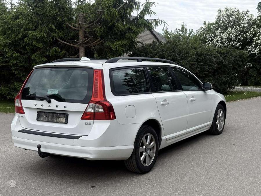 White Volvo V70 2010 in Ukmerge, with an engine capacity of 1.98 L and mileage of 360 thousand km for 3500 €, photo 5 on AUTOMOTO.COM.LV