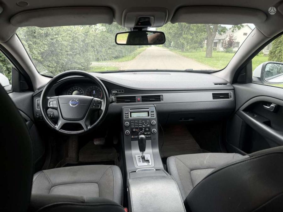 White Volvo V70 2010 in Ukmerge, with an engine capacity of 1.98 L and mileage of 360 thousand km for 3500 €, photo 7 on AUTOMOTO.COM.LV