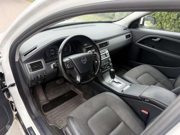 White Volvo V70 2010 in Ukmerge, with an engine capacity of 1.98 L and mileage of 360 thousand km for 3500 €, photo 7 on AUTOMOTO.COM.LV