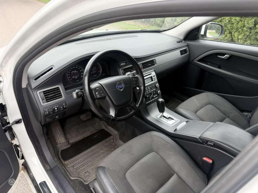 White Volvo V70 2010 in Ukmerge, with an engine capacity of 1.98 L and mileage of 360 thousand km for 3500 €, photo 8 on AUTOMOTO.COM.LV