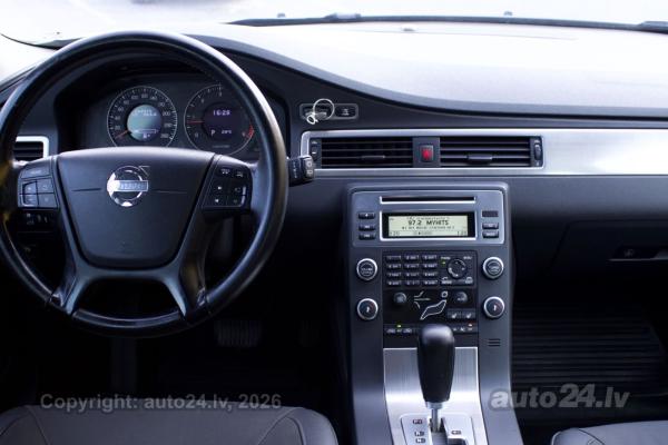 White Volvo V70 2010 in Tartu, with an engine capacity of 2.00 L and mileage of 261 thousand km for 4890 €, photo 8 on AUTOMOTO.COM.LV