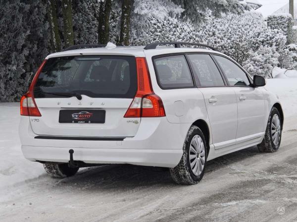 White Volvo V70 2011 in Kedainiai, with an engine capacity of 1.56 L and mileage of 292 thousand km for 3750 €, photo 4 on AUTOMOTO.COM.LV