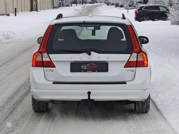 White Volvo V70 2011 in Kedainiai, with an engine capacity of 1.56 L and mileage of 292 thousand km for 3750 €, photo 6 on AUTOMOTO.COM.LV
