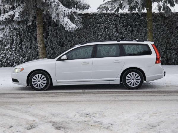 White Volvo V70 2011 in Kedainiai, with an engine capacity of 1.56 L and mileage of 292 thousand km for 3750 €, photo 7 on AUTOMOTO.COM.LV