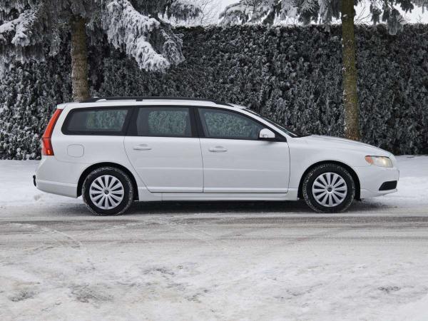 White Volvo V70 2011 in Kedainiai, with an engine capacity of 1.56 L and mileage of 292 thousand km for 3750 €, photo 8 on AUTOMOTO.COM.LV