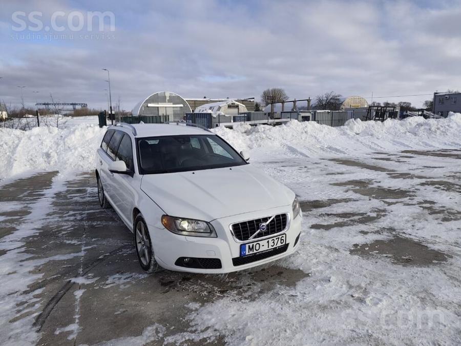 Balts Volvo V70 2011 Liepāja, ar dzinēja tilpumu 2.00 L un nobraukumu 332 tūkst. km par 5300 €, foto 3 vietnē AUTOMOTO.COM.LV