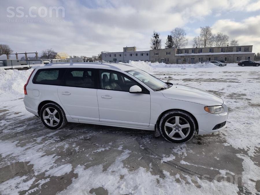 Balts Volvo V70 2011 Liepāja, ar dzinēja tilpumu 2.00 L un nobraukumu 332 tūkst. km par 5300 €, foto 4 vietnē AUTOMOTO.COM.LV