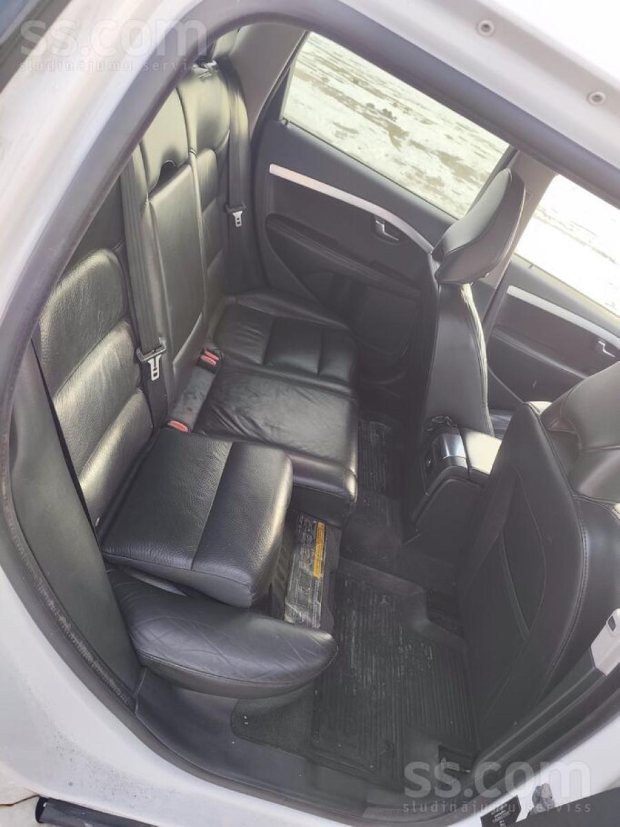 Balts Volvo V70 2011 Liepāja, ar dzinēja tilpumu 2.00 L un nobraukumu 332 tūkst. km par 5300 €, foto 8 vietnē AUTOMOTO.COM.LV
