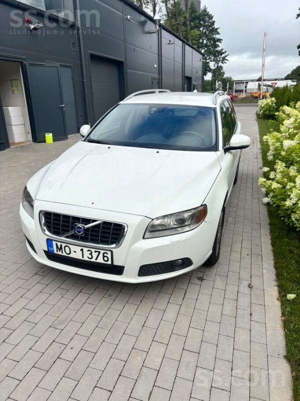 White Volvo V70 2011 in Riga, with an engine capacity of 2.00 L and mileage of 334 thousand km for 3750 €, photo 1 on AUTOMOTO.COM.LV