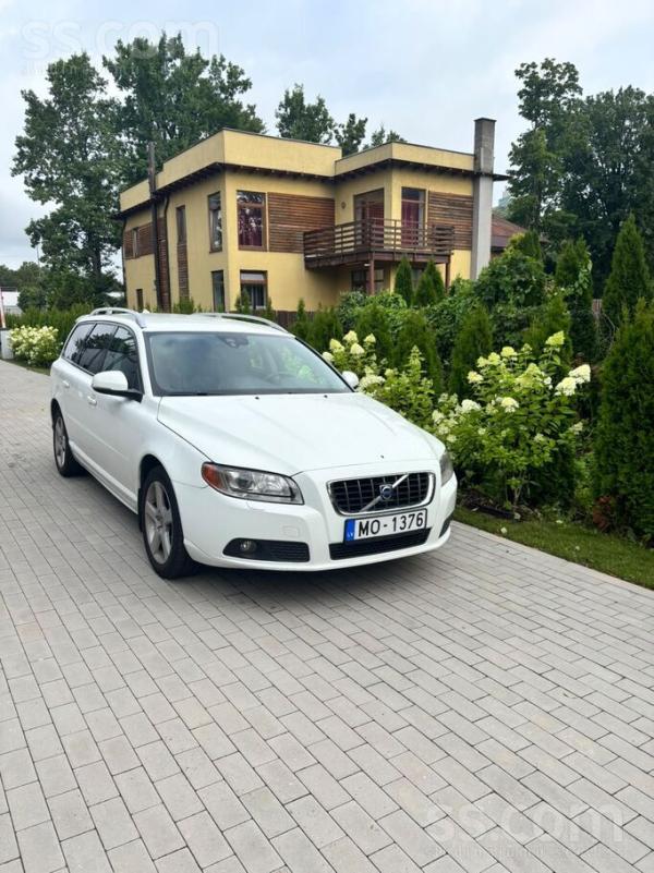 White Volvo V70 2011 in Riga, with an engine capacity of 2.00 L and mileage of 334 thousand km for 3750 €, photo 2 on AUTOMOTO.COM.LV