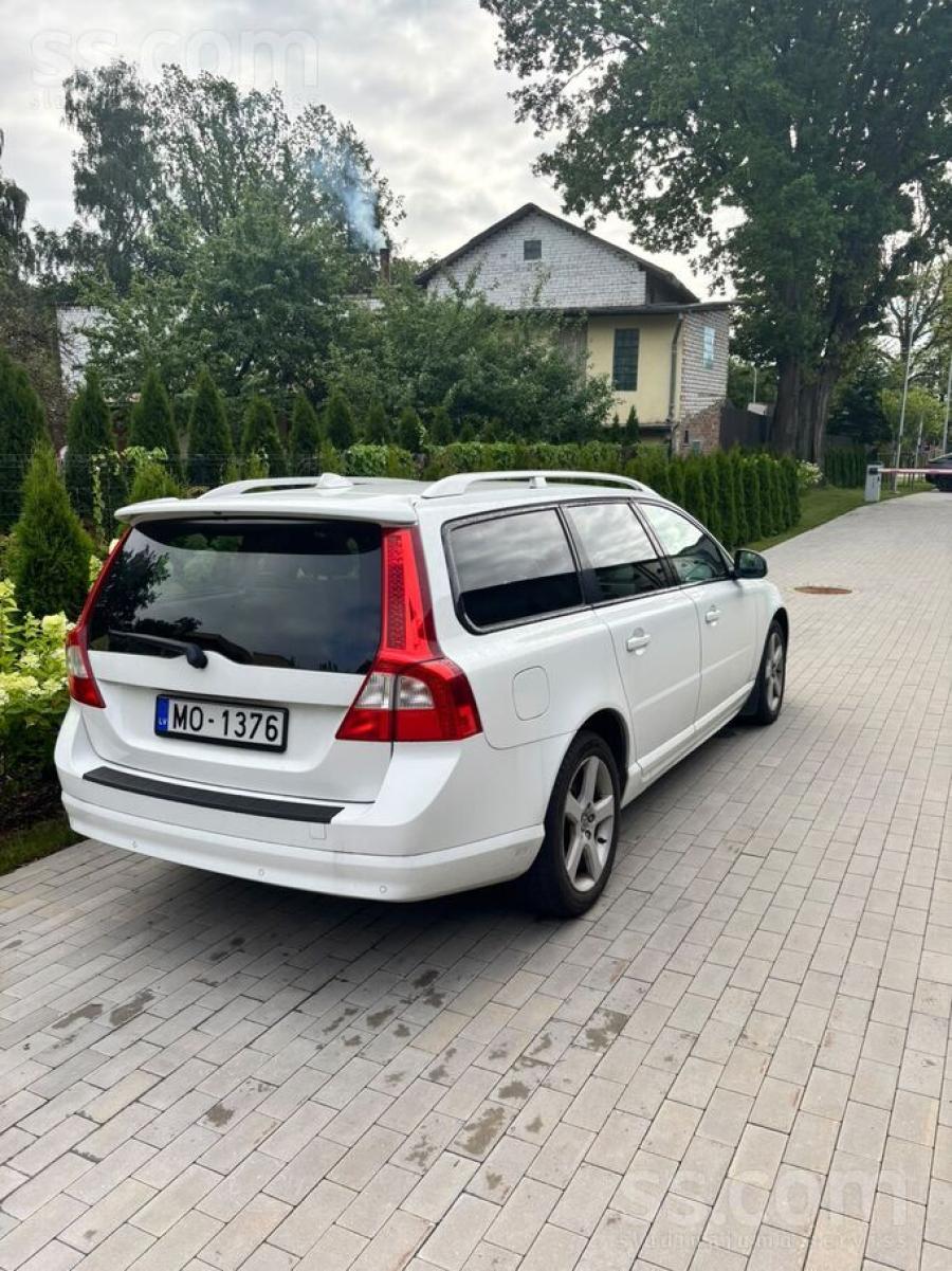 White Volvo V70 2011 in Riga, with an engine capacity of 2.00 L and mileage of 334 thousand km for 3750 €, photo 4 on AUTOMOTO.COM.LV