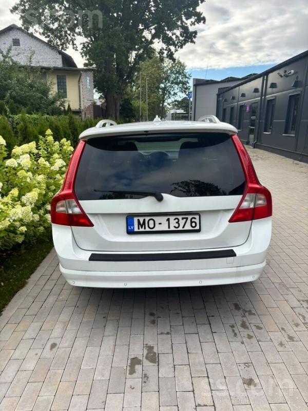 White Volvo V70 2011 in Riga, with an engine capacity of 2.00 L and mileage of 334 thousand km for 3750 €, photo 4 on AUTOMOTO.COM.LV