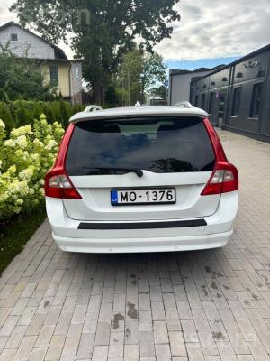 White Volvo V70 2011 in Riga, with an engine capacity of 2.00 L and mileage of 334 thousand km for 3750 €, photo 5 on AUTOMOTO.COM.LV
