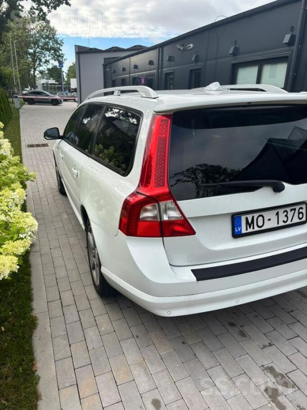 White Volvo V70 2011 in Riga, with an engine capacity of 2.00 L and mileage of 334 thousand km for 3750 €, photo 5 on AUTOMOTO.COM.LV