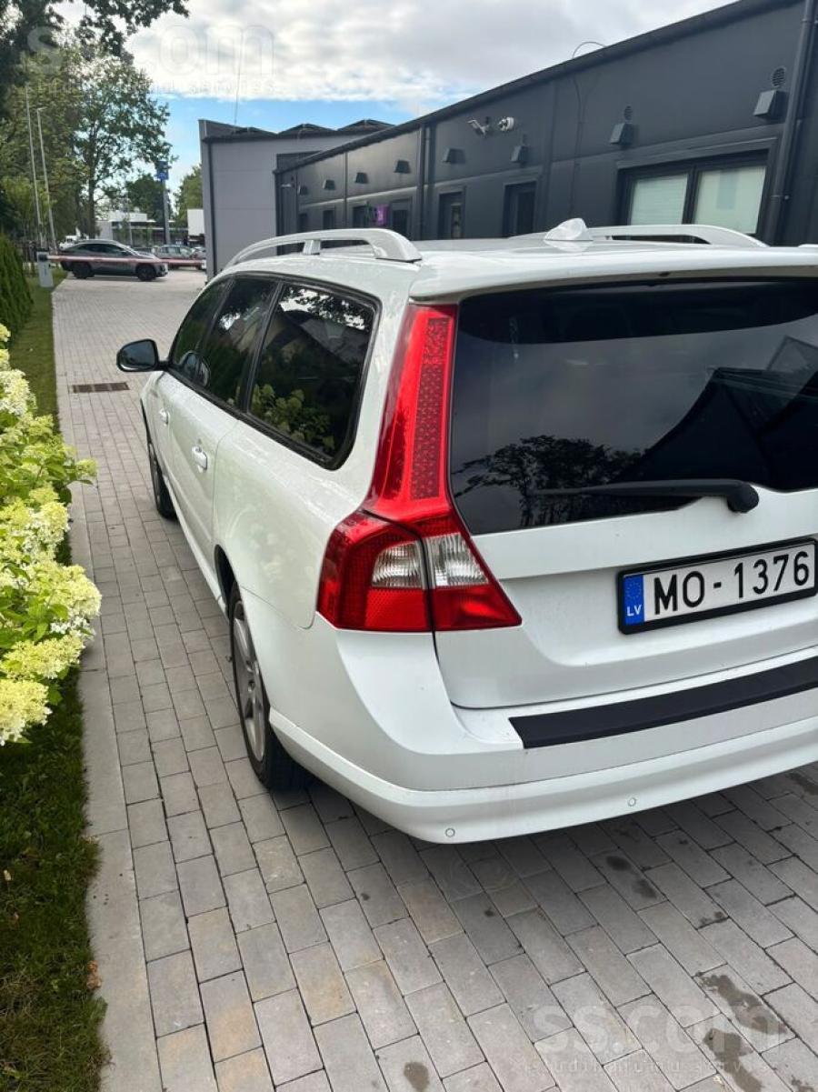White Volvo V70 2011 in Riga, with an engine capacity of 2.00 L and mileage of 334 thousand km for 3750 €, photo 6 on AUTOMOTO.COM.LV