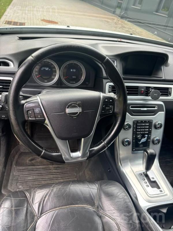 White Volvo V70 2011 in Riga, with an engine capacity of 2.00 L and mileage of 334 thousand km for 3750 €, photo 6 on AUTOMOTO.COM.LV