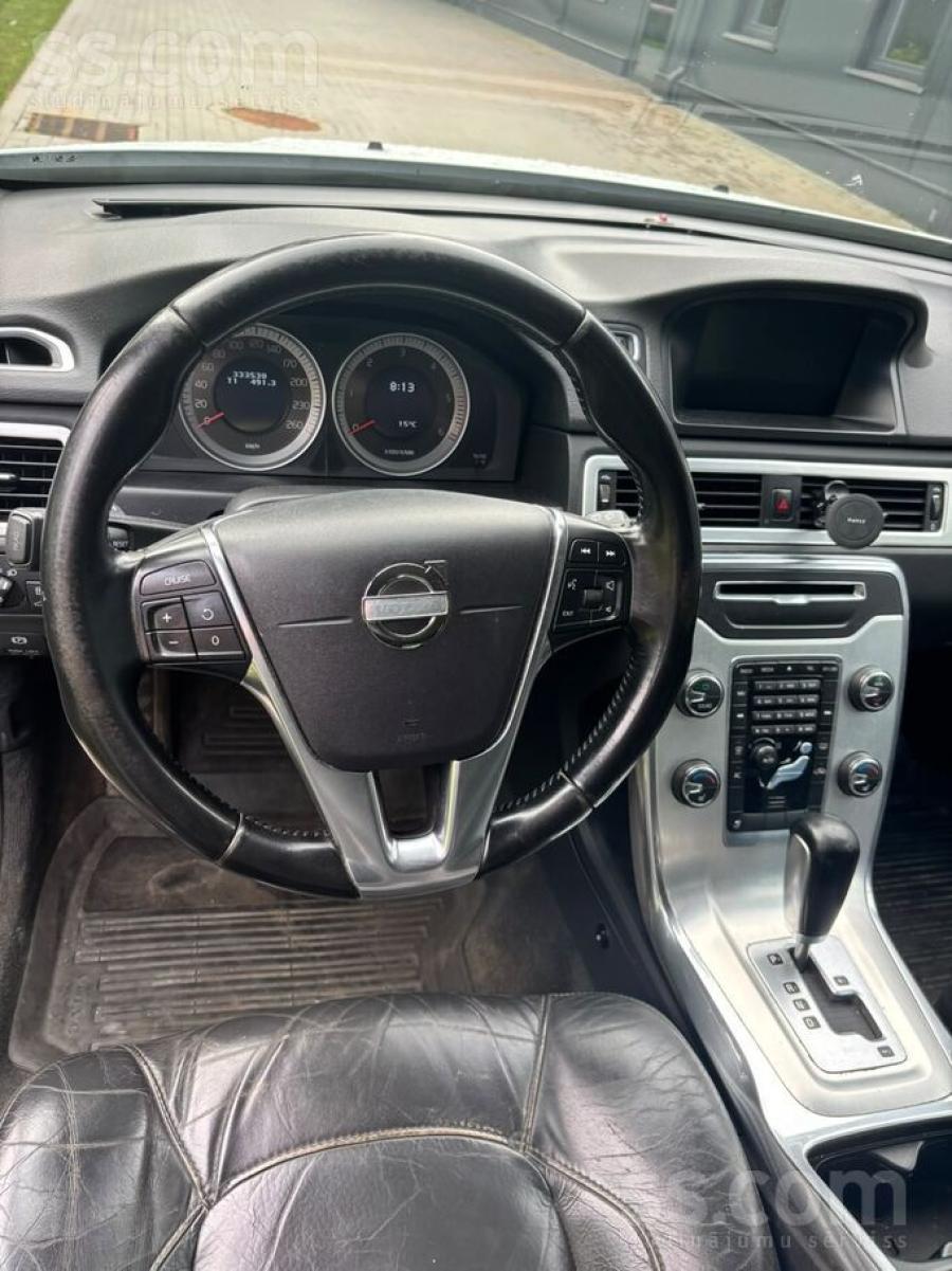 White Volvo V70 2011 in Riga, with an engine capacity of 2.00 L and mileage of 334 thousand km for 3750 €, photo 7 on AUTOMOTO.COM.LV