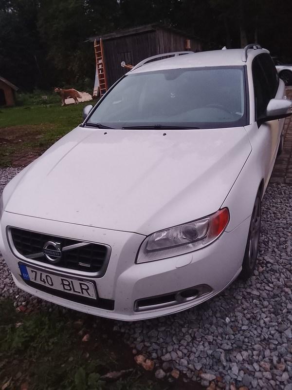 Volvo V70 2011 in Tallinn on AUTOMOTO.COM.LV White Volvo V70 2011 in Tallinn, with an engine capacity of 2.00 L and mileage of 0 thousand km for 3000 €, photo 5 on AUTOMOTO.COM.LV