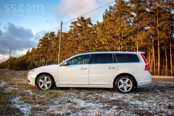 White Volvo V70 2012 in Riga, with an engine capacity of 3.00 L and mileage of 258 thousand km for 6290 €, photo 1 on AUTOMOTO.COM.LV