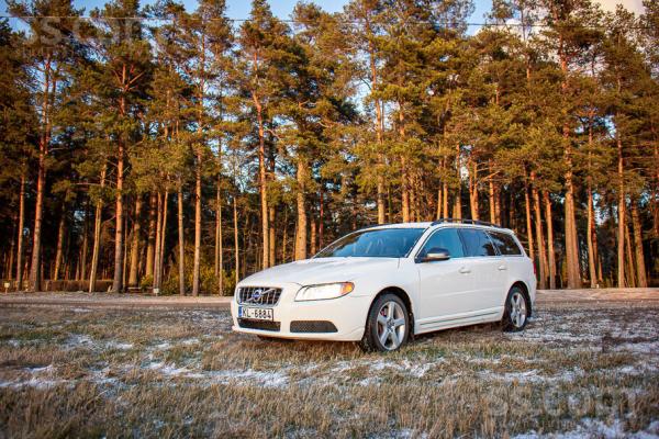 White Volvo V70 2012 in Riga, with an engine capacity of 3.00 L and mileage of 258 thousand km for 6290 €, photo 2 on AUTOMOTO.COM.LV