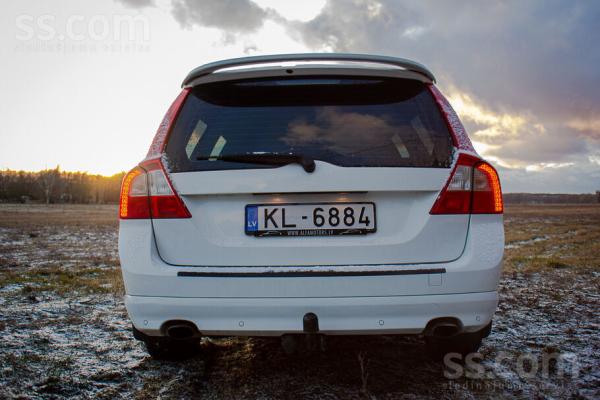 White Volvo V70 2012 in Riga, with an engine capacity of 3.00 L and mileage of 258 thousand km for 6290 €, photo 4 on AUTOMOTO.COM.LV