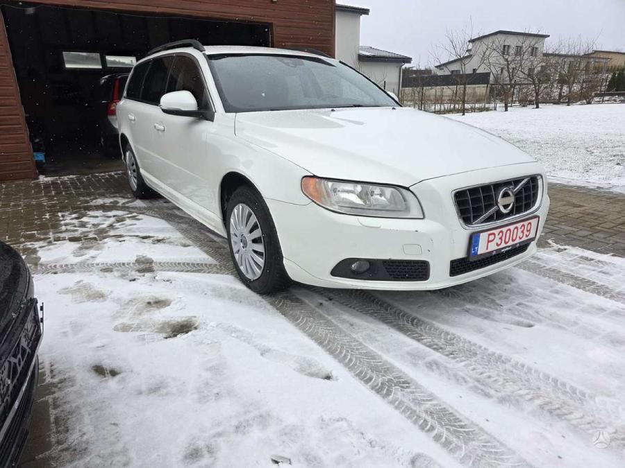 White Volvo V70 2012 in Vilnius, with an engine capacity of 2.40 L and mileage of 252 thousand km for 6500 €, photo 1 on AUTOMOTO.COM.LV