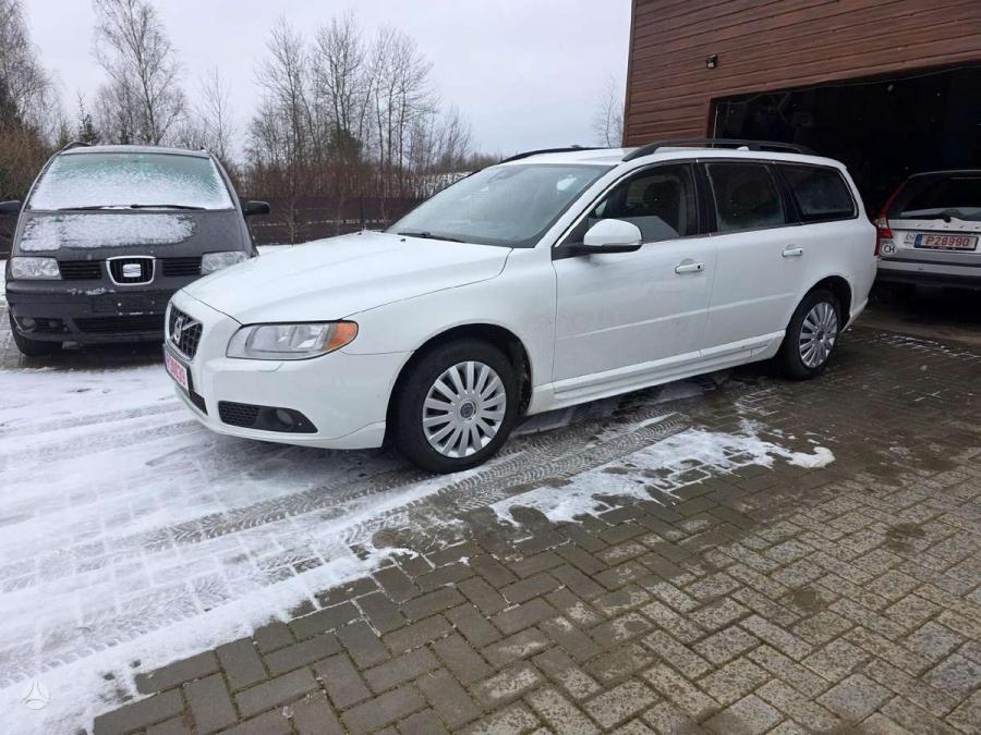 White Volvo V70 2012 in Vilnius, with an engine capacity of 2.40 L and mileage of 252 thousand km for 6500 €, photo 3 on AUTOMOTO.COM.LV