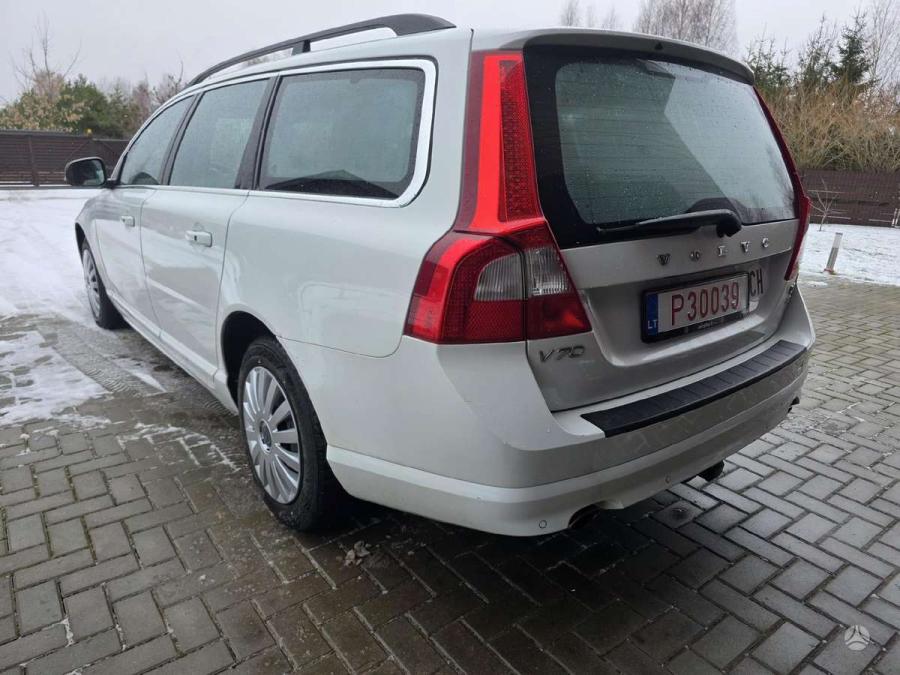 White Volvo V70 2012 in Vilnius, with an engine capacity of 2.40 L and mileage of 252 thousand km for 6500 €, photo 4 on AUTOMOTO.COM.LV