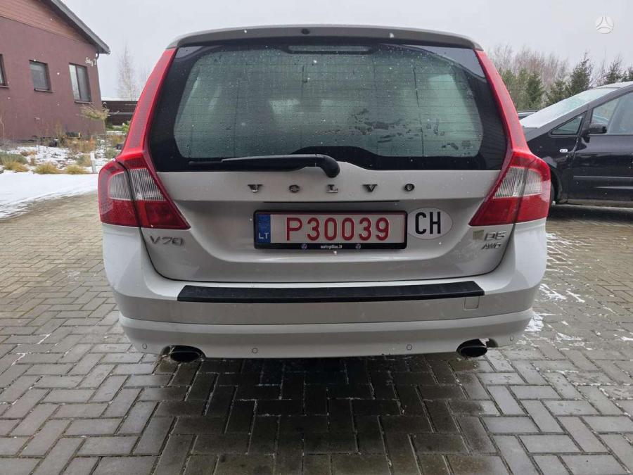 White Volvo V70 2012 in Vilnius, with an engine capacity of 2.40 L and mileage of 252 thousand km for 6500 €, photo 5 on AUTOMOTO.COM.LV
