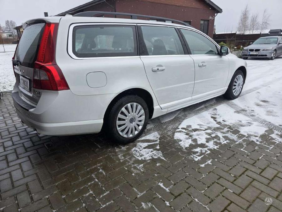 White Volvo V70 2012 in Vilnius, with an engine capacity of 2.40 L and mileage of 252 thousand km for 6500 €, photo 6 on AUTOMOTO.COM.LV