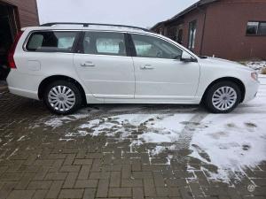 White Volvo V70 2012 in Vilnius, with an engine capacity of 2.40 L and mileage of 252 thousand km for 6500 €, photo 7 on AUTOMOTO.COM.LV