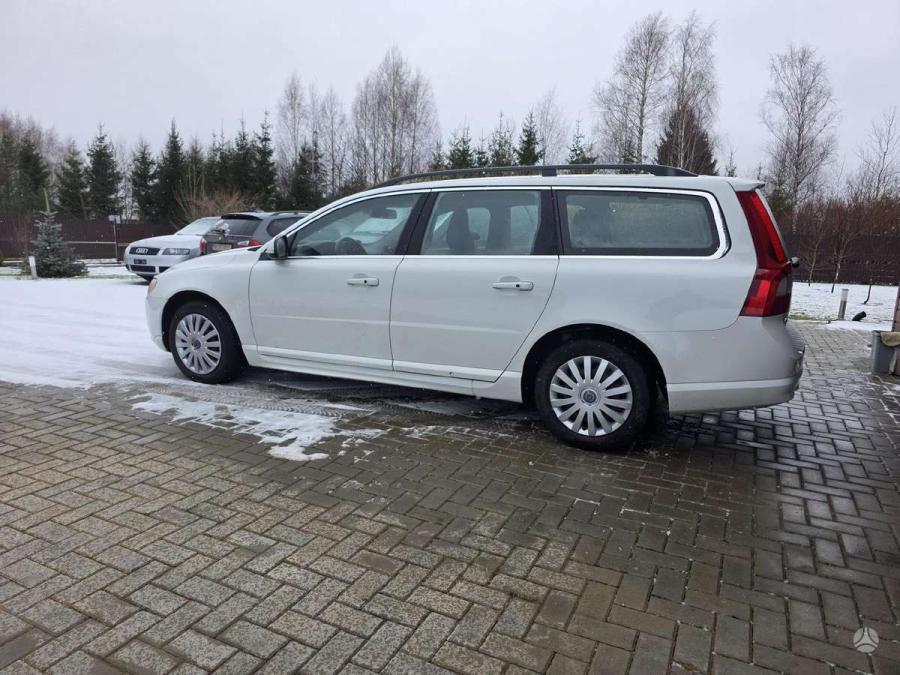 White Volvo V70 2012 in Vilnius, with an engine capacity of 2.40 L and mileage of 252 thousand km for 6500 €, photo 9 on AUTOMOTO.COM.LV