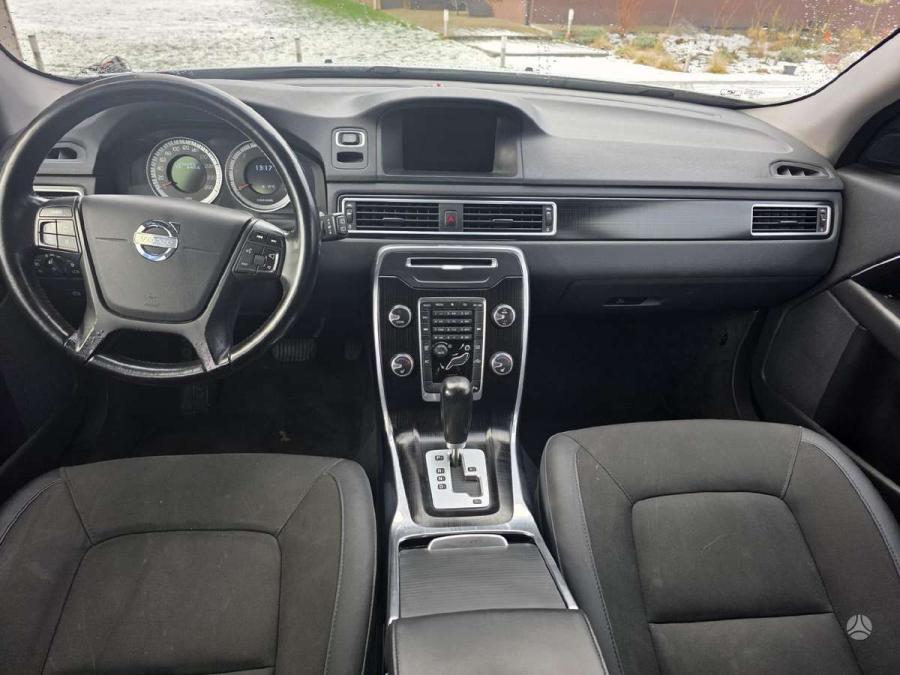 White Volvo V70 2012 in Vilnius, with an engine capacity of 2.40 L and mileage of 252 thousand km for 6500 €, photo 10 on AUTOMOTO.COM.LV