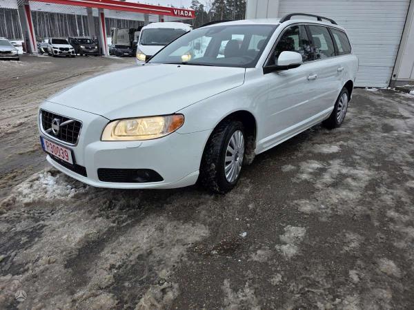 White Volvo V70 2012 in Vilnius, with an engine capacity of 2.40 L and mileage of 253 thousand km for 6500 €, photo 1 on AUTOMOTO.COM.LV