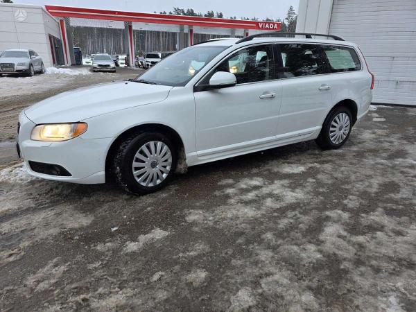 White Volvo V70 2012 in Vilnius, with an engine capacity of 2.40 L and mileage of 253 thousand km for 6500 €, photo 2 on AUTOMOTO.COM.LV