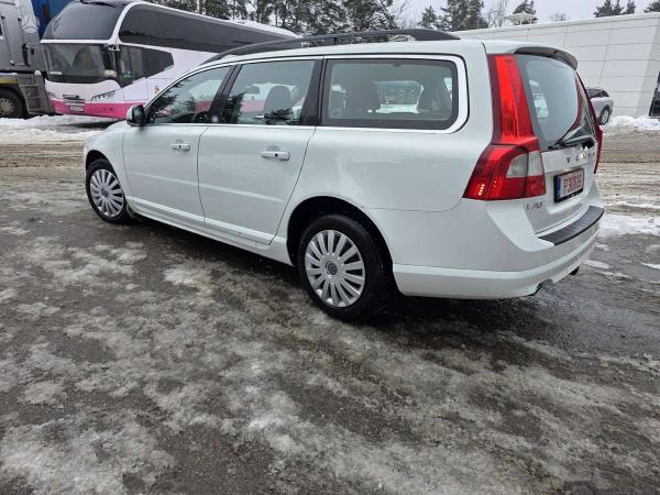 White Volvo V70 2012 in Vilnius, with an engine capacity of 2.40 L and mileage of 253 thousand km for 6500 €, photo 3 on AUTOMOTO.COM.LV