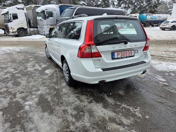White Volvo V70 2012 in Vilnius, with an engine capacity of 2.40 L and mileage of 253 thousand km for 6500 €, photo 4 on AUTOMOTO.COM.LV