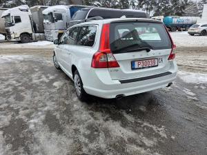 White Volvo V70 2012 in Vilnius, with an engine capacity of 2.40 L and mileage of 253 thousand km for 6500 €, photo 4 on AUTOMOTO.COM.LV