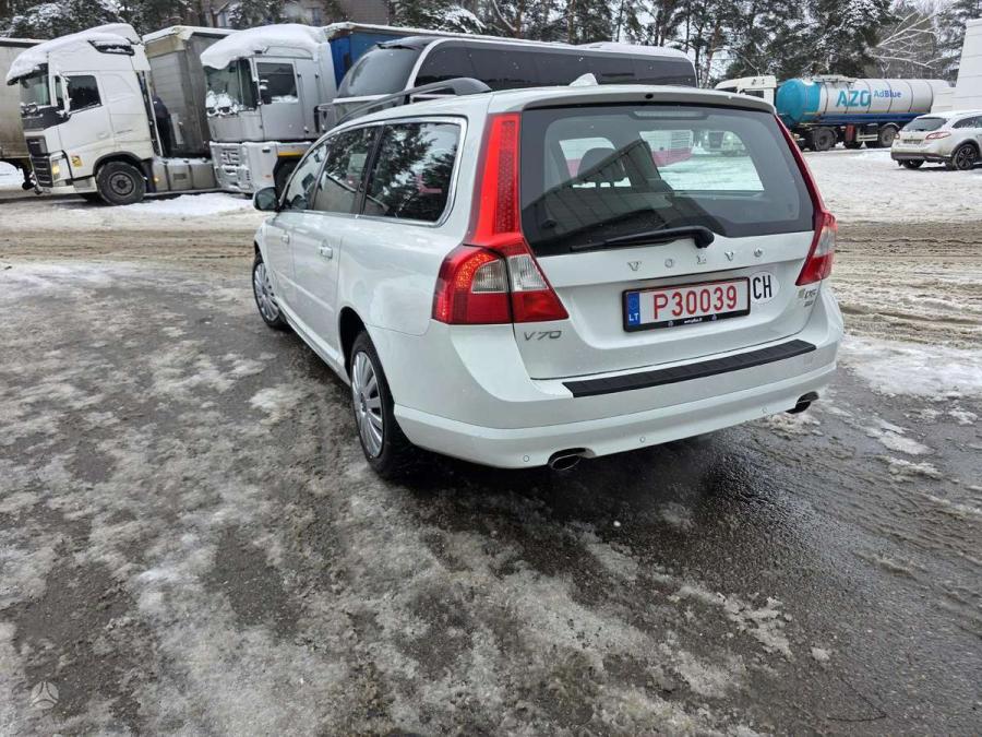 White Volvo V70 2012 in Vilnius, with an engine capacity of 2.40 L and mileage of 253 thousand km for 6500 €, photo 4 on AUTOMOTO.COM.LV