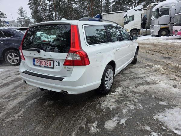 White Volvo V70 2012 in Vilnius, with an engine capacity of 2.40 L and mileage of 253 thousand km for 6500 €, photo 5 on AUTOMOTO.COM.LV