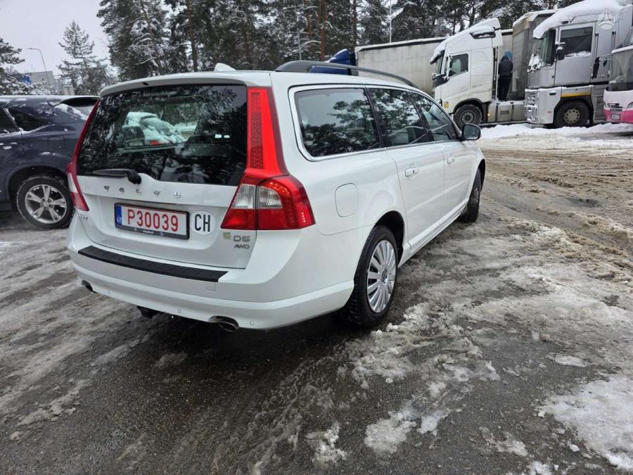 White Volvo V70 2012 in Vilnius, with an engine capacity of 2.40 L and mileage of 253 thousand km for 6500 €, photo 5 on AUTOMOTO.COM.LV