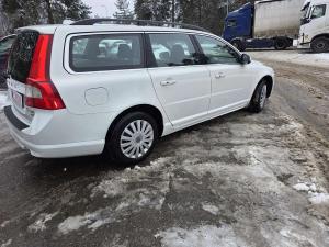 White Volvo V70 2012 in Vilnius, with an engine capacity of 2.40 L and mileage of 253 thousand km for 6500 €, photo 6 on AUTOMOTO.COM.LV