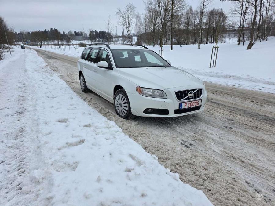 White Volvo V70 2012 in Vilnius, with an engine capacity of 2.40 L and mileage of 253 thousand km for 6500 €, photo 12 on AUTOMOTO.COM.LV