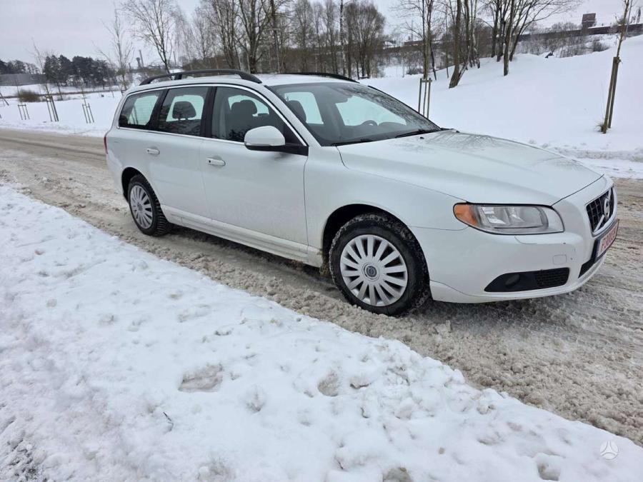 White Volvo V70 2012 in Vilnius, with an engine capacity of 2.40 L and mileage of 253 thousand km for 6500 €, photo 13 on AUTOMOTO.COM.LV