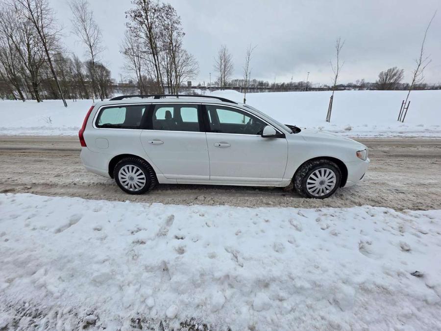 White Volvo V70 2012 in Vilnius, with an engine capacity of 2.40 L and mileage of 253 thousand km for 6500 €, photo 14 on AUTOMOTO.COM.LV