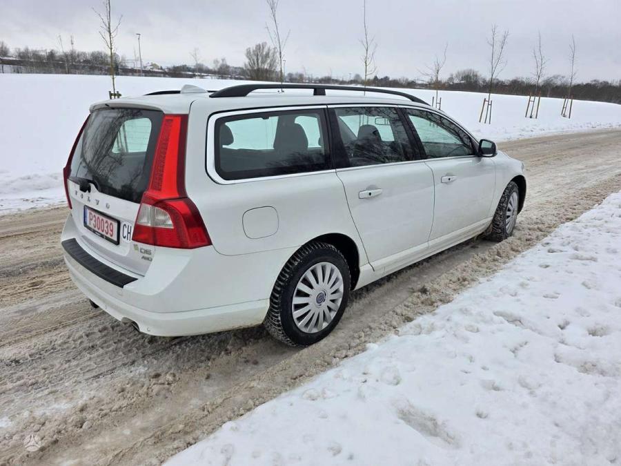 White Volvo V70 2012 in Vilnius, with an engine capacity of 2.40 L and mileage of 253 thousand km for 6500 €, photo 15 on AUTOMOTO.COM.LV